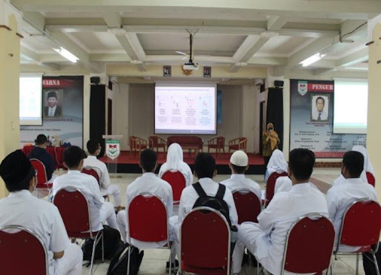 Sekolah Bebas Perundungan Melalui Program ROOTS di SMA Dwiwarna