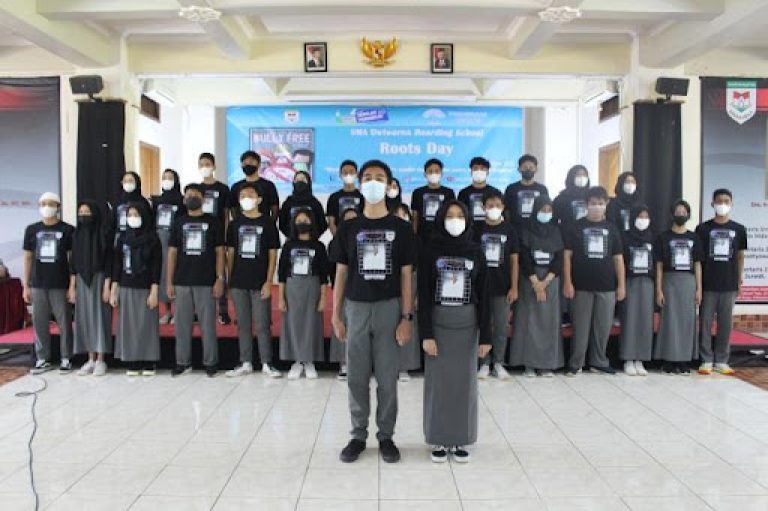 Sekolah Bebas Perundungan Melalui Program ROOTS di SMA Dwiwarna